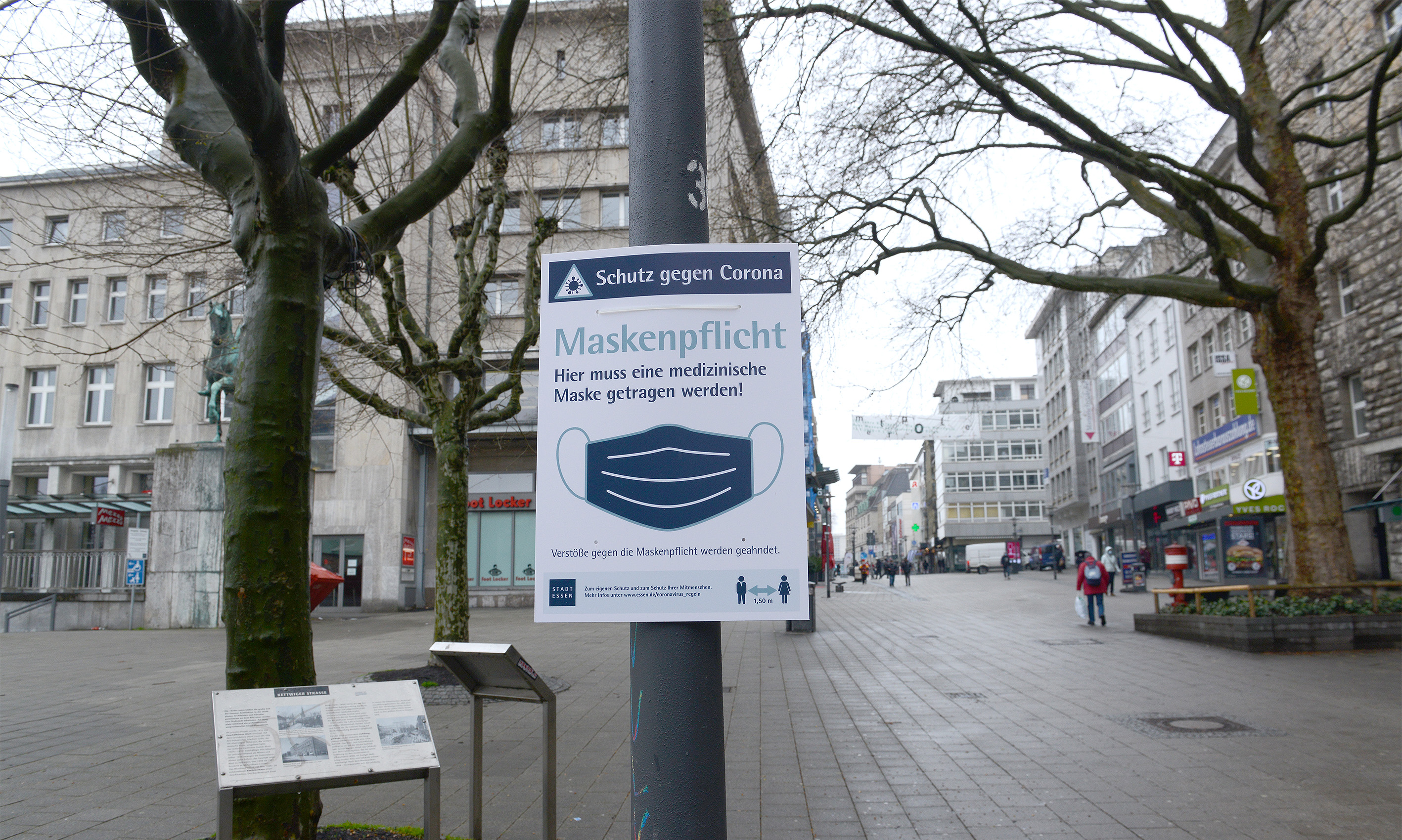 Coronavirus: Schilder informieren über Maskenpflicht im öffentlichen ...