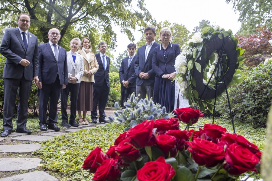 Kranzniederlegung am Grab von Berthold Beitz - essen.de