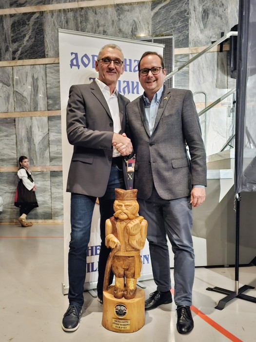 Oberbürgermeister Thomas Kufen beim serbischen Folkloretanz - essen.de