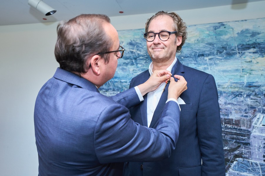 Oberbürgermeister Thomas Kufen übergibt Verdienstkreuz am Bande an Tim ...