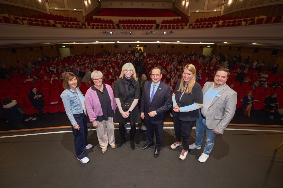 Oberbürgermeister begrüßt zur Versammlung der weiblichen Beschäftigten ...