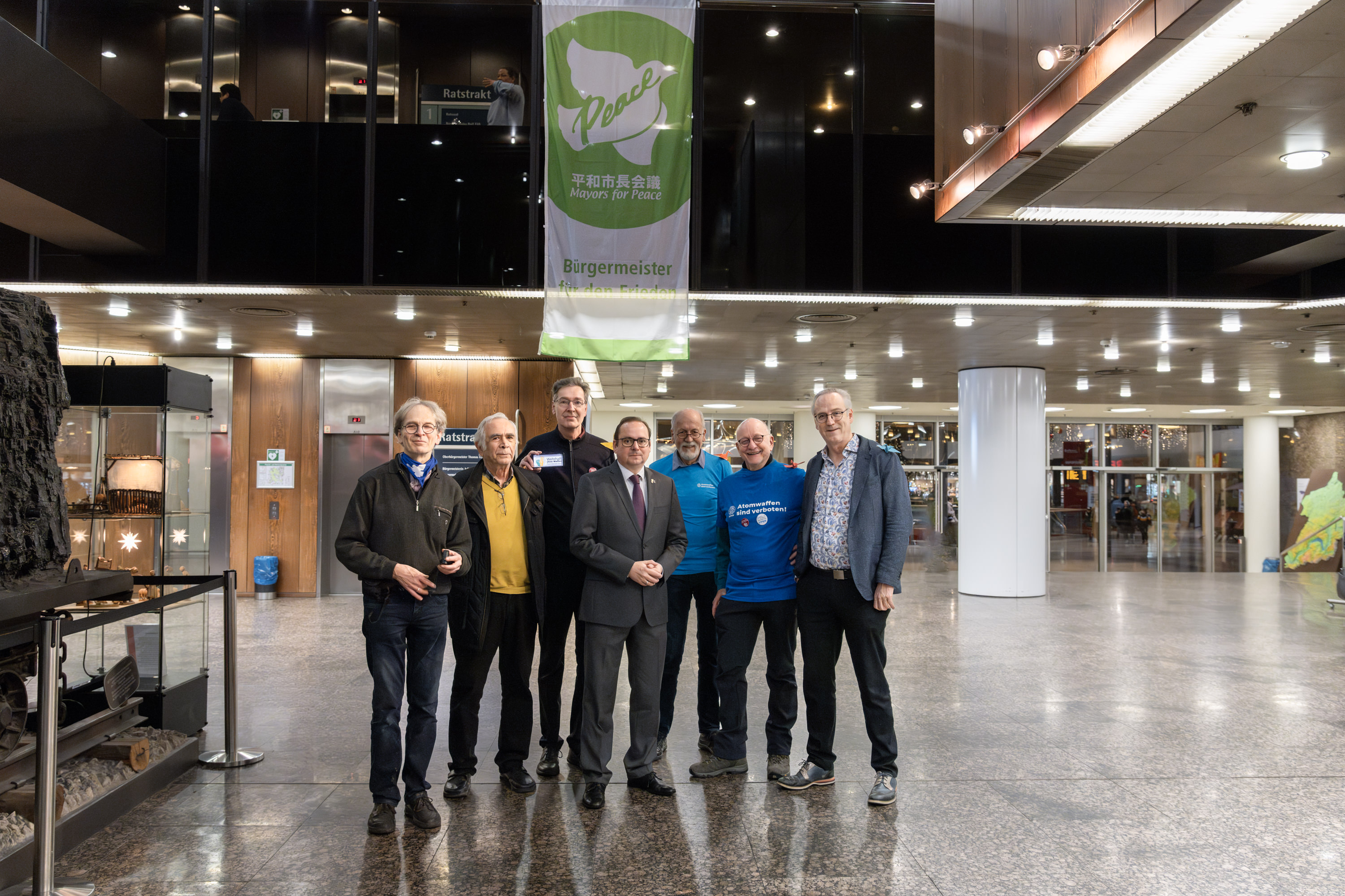 "Mayors for Peace"-Flagge im Foyer des Essener Rathauses gehisst - essen.de