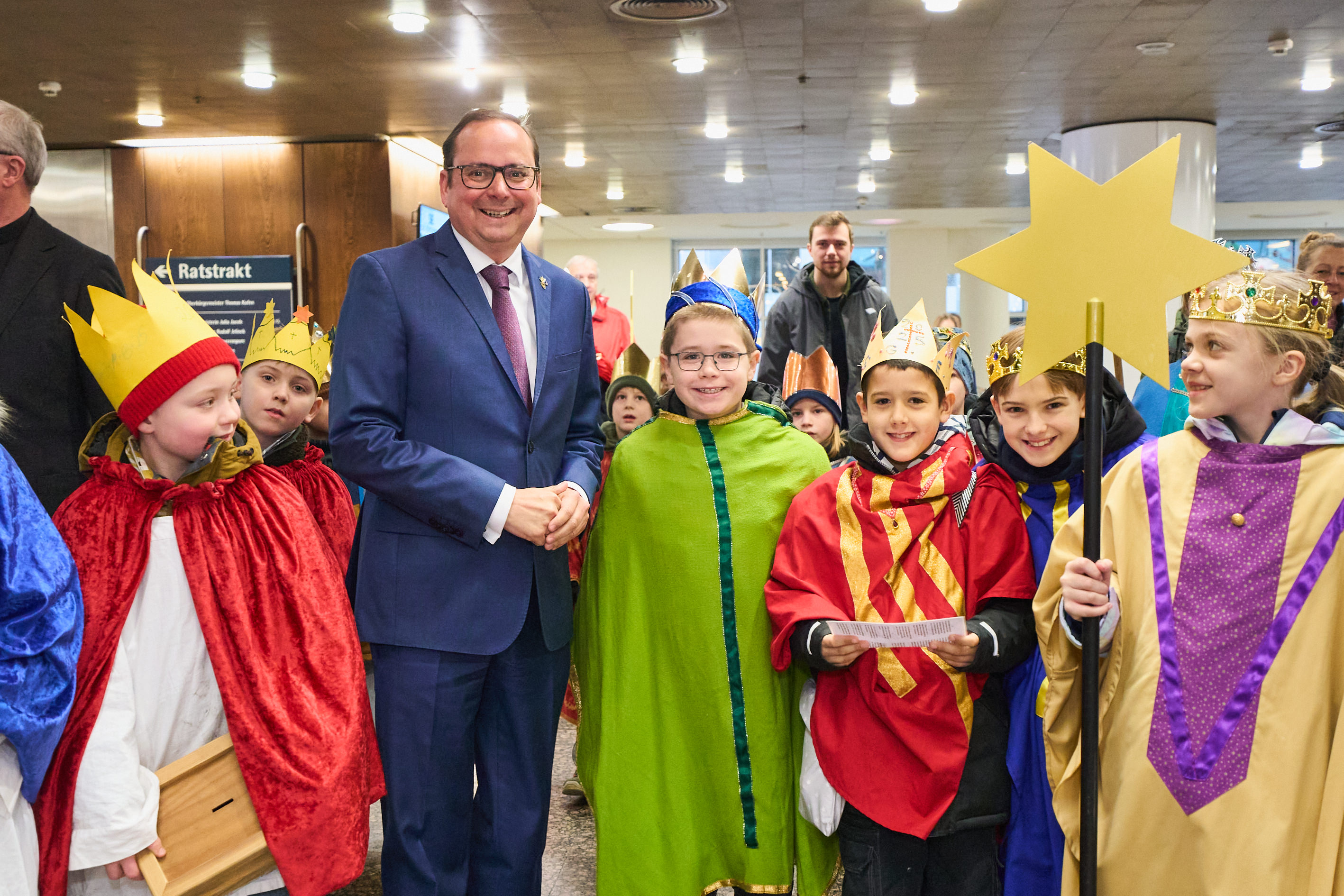 Oberbürgermeister Kufen empfängt die Sternsinger*innen im Essener ...