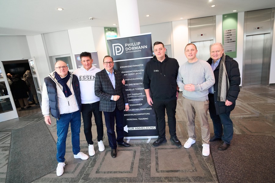 Oberbürgermeister Thomas Kufen bei der Neueröffnung der Physiotherapie ...