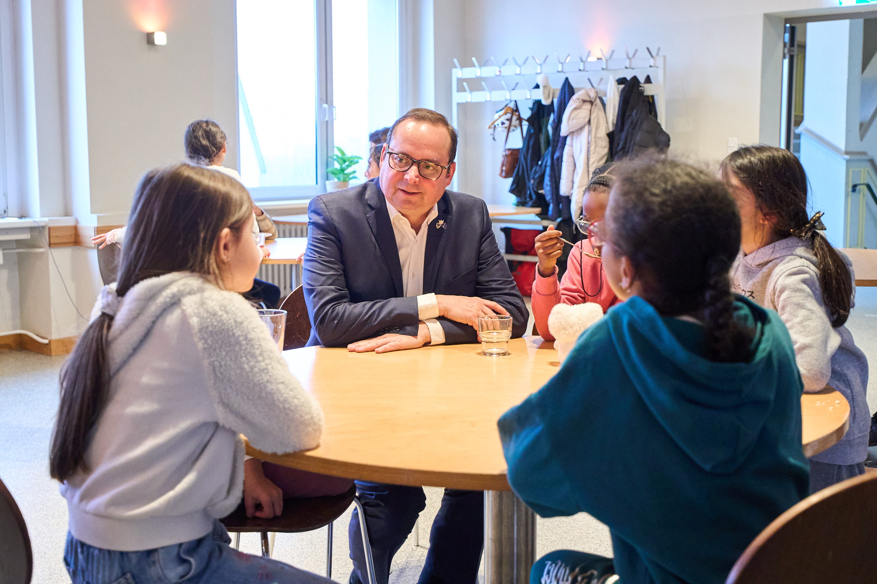 Oberbürgermeister Thomas Kufen besucht Weigle-Haus im Südviertel - essen.de