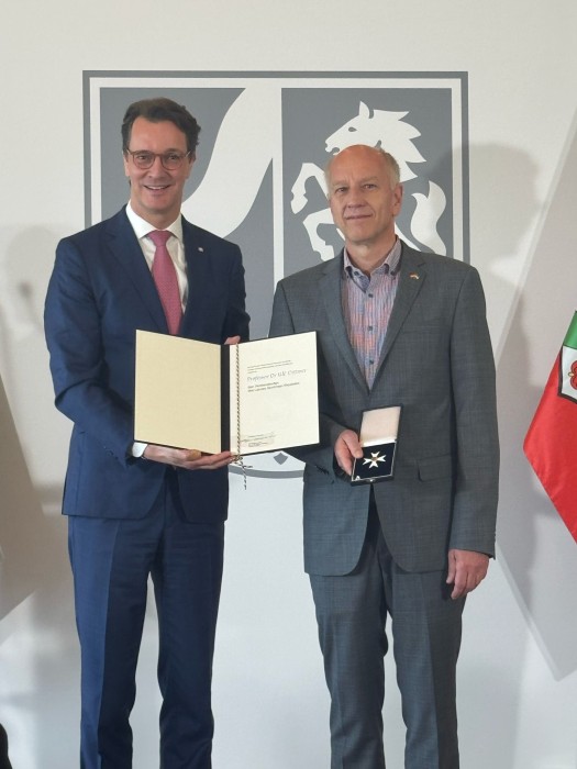 Prof. Dr. Ulf Dittmer erhält Landesverdienstorden - essen.de