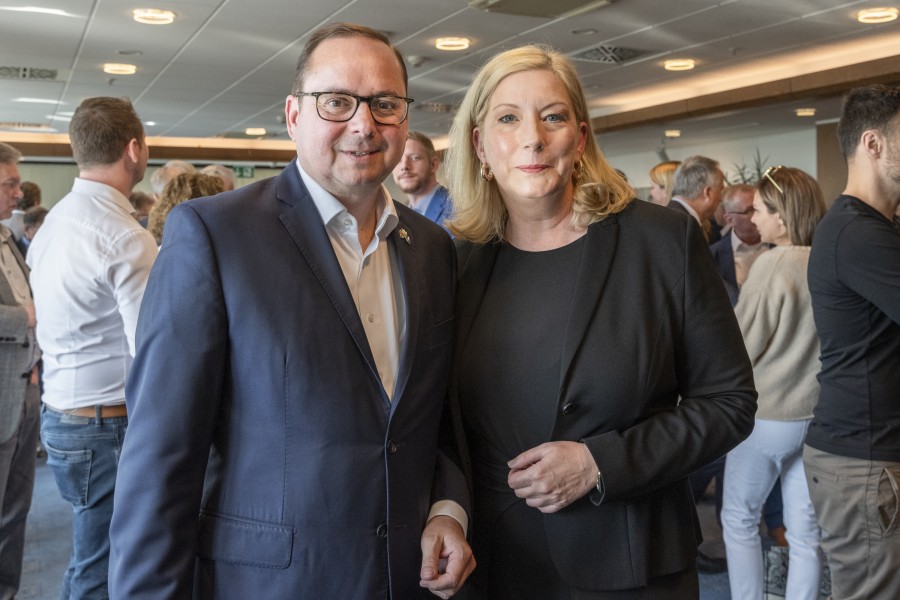 Oberbürgermeister Thomas Kufen gratuliert Bürgermeisterin Julia Jacob ...