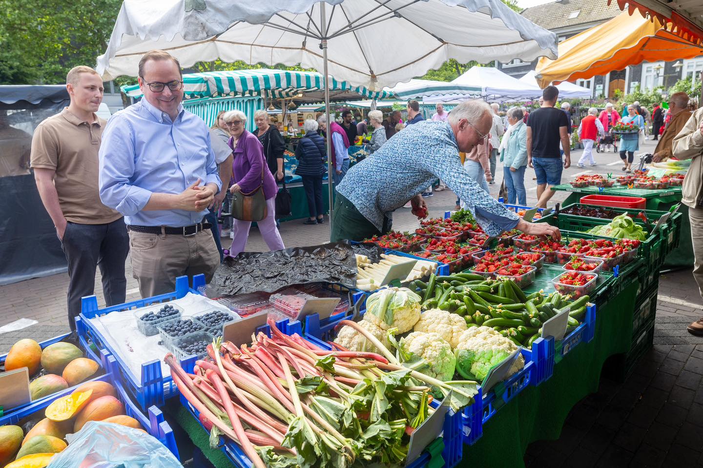 Oberbürgermeister Thomas Kufen besucht Steeler Wochenmarkt - essen.de